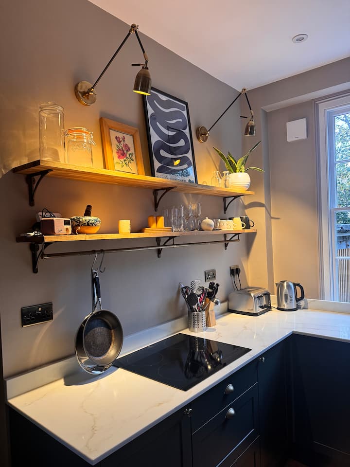 The Tottenham Townhouse: Luxury Home With Parking - Chingford