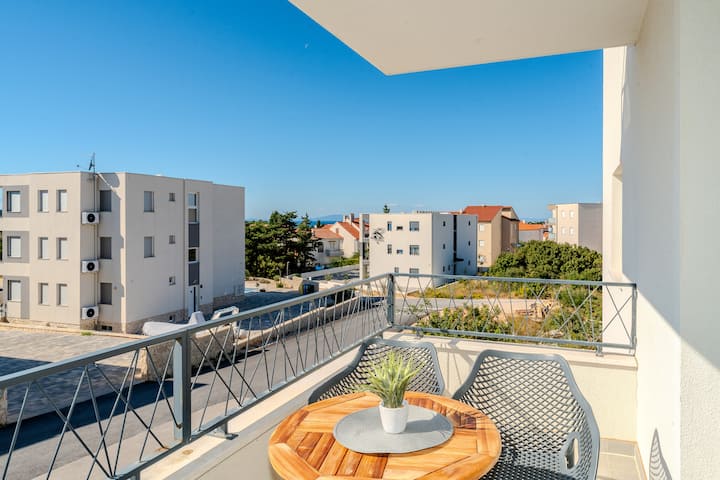 Lilly, Centrally Accommodation For 12 - Novalja