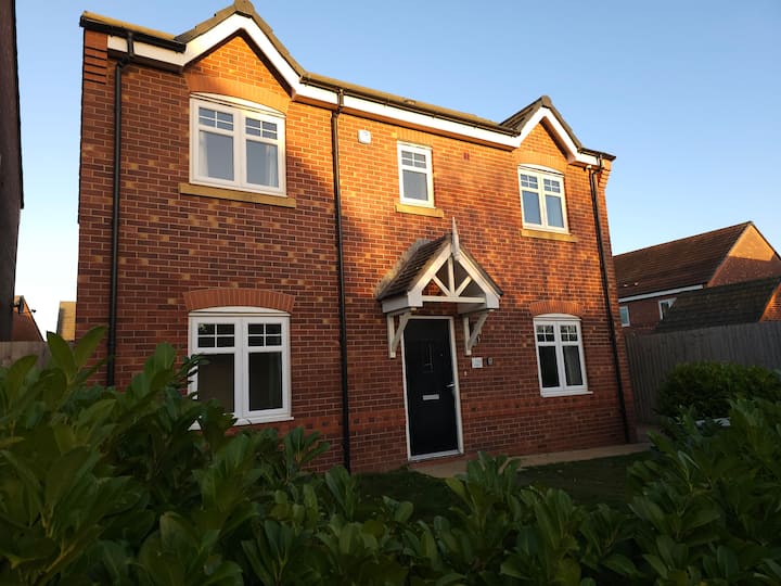 Stylish & Spacious 4 Bedroom House - Free Parking - Shrewsbury