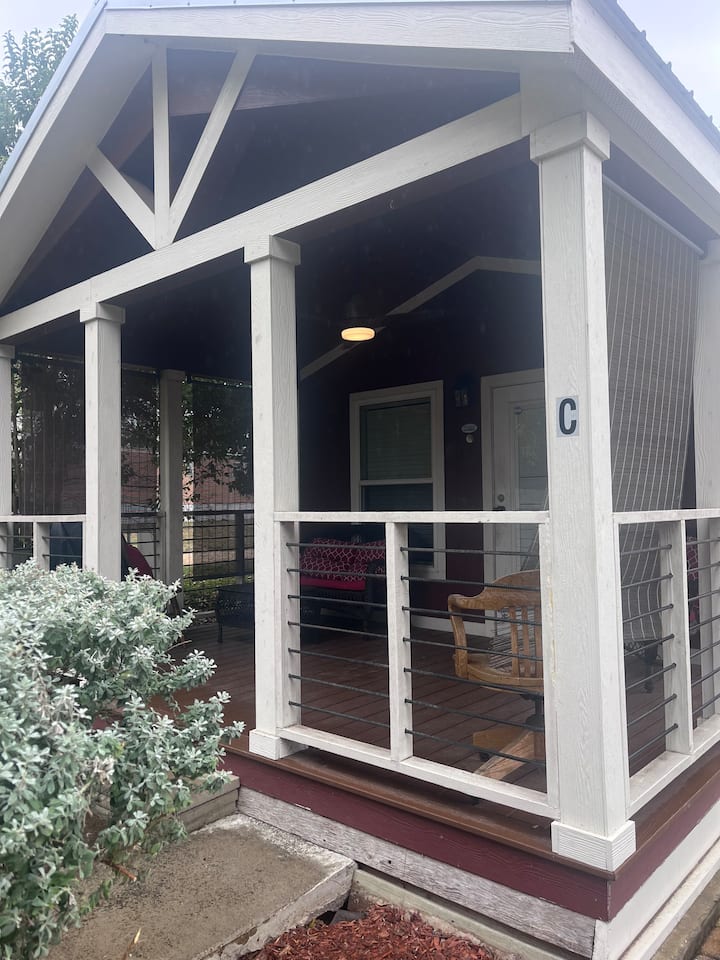Red Cabin • Full Kitchen, Washer/dryer • Sleeps 3 - San Marcos, TX