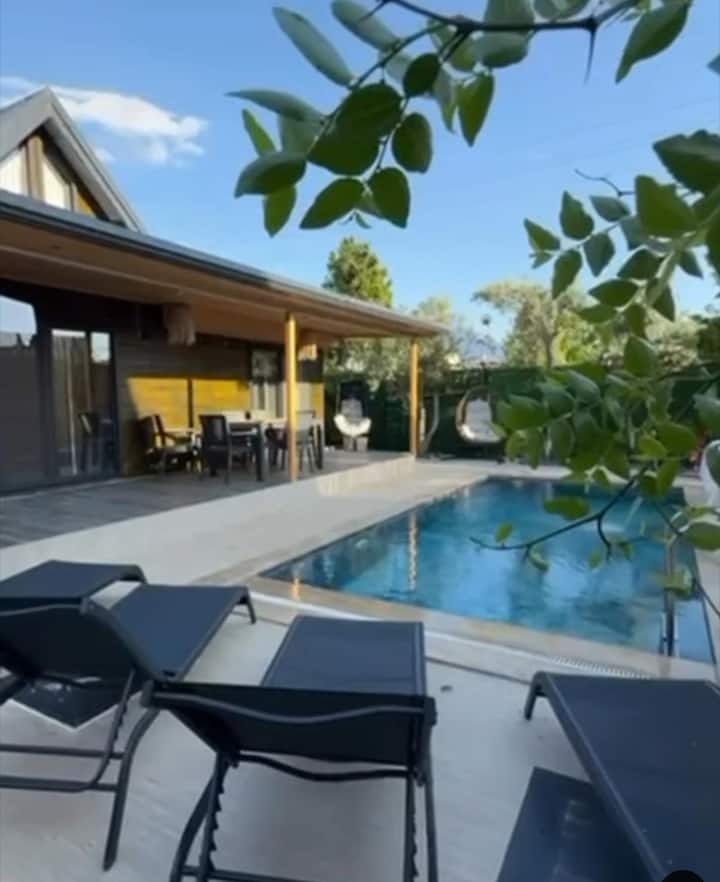 Sahile 300 Metre Mesafede Sıcak Havuzlu Bungalov - Fethiye