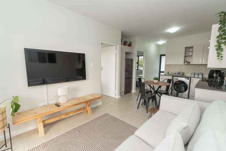 Soft Landing - 2 Bed 1 Bath, Within 1km Of Airport - Gqeberha