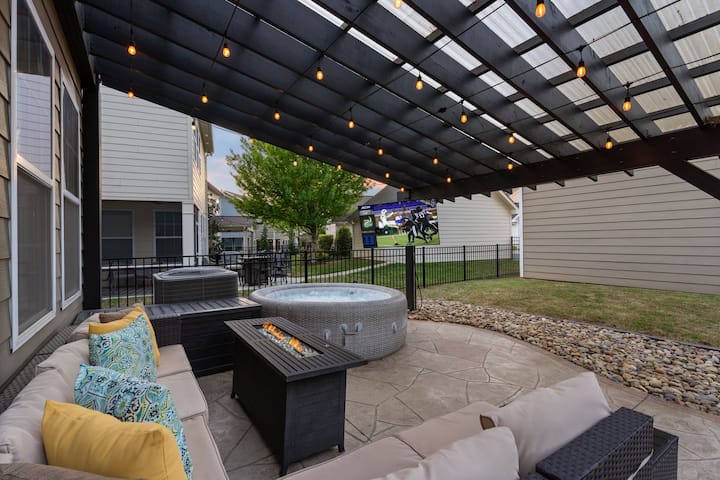 Luxe & Fun Gem Near Uptown: Hot Tub, Ps5, Arcades! - Charlotte, NC