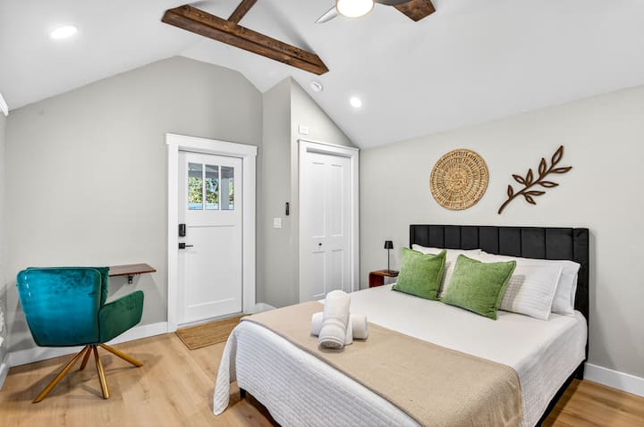 Tiny Casita W/ Private Patio & Entrance•cozy Stay - Zephyrhills, FL