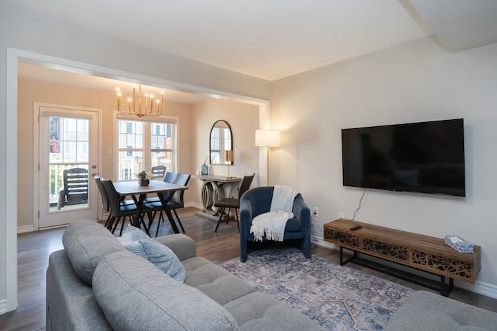 Opulent Chic Town Home In The Heart Of Oakville - Oakville