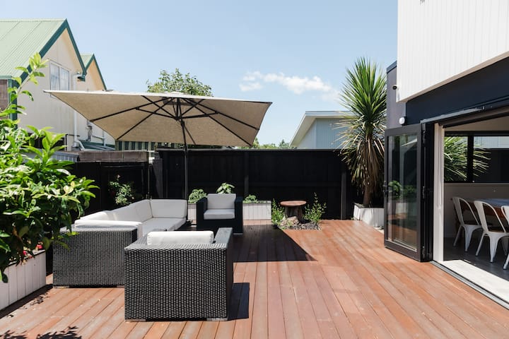 Papamoa Surf & Spa Retreat • Modern • Beachside - Te Puke