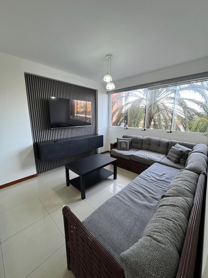 Modern 2br/2ba Con Piscina Cerca De Shops Y Playa - Venezuela