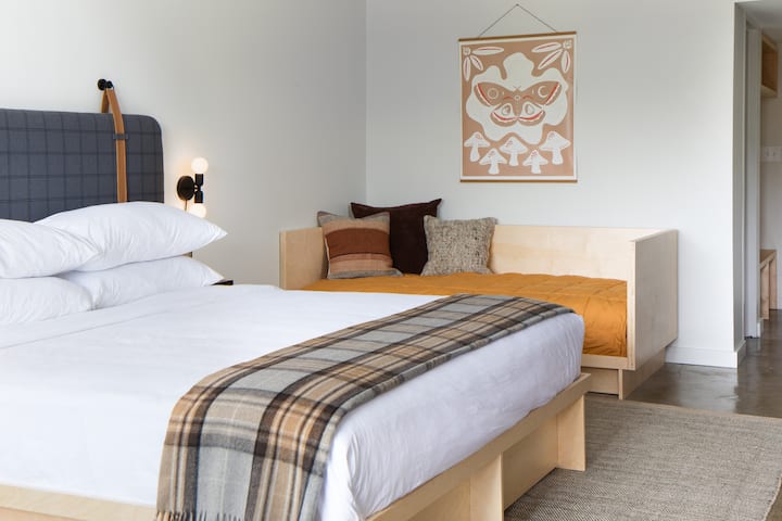 Rhodes Motor Lodge - King With Daybed - Boone, NC