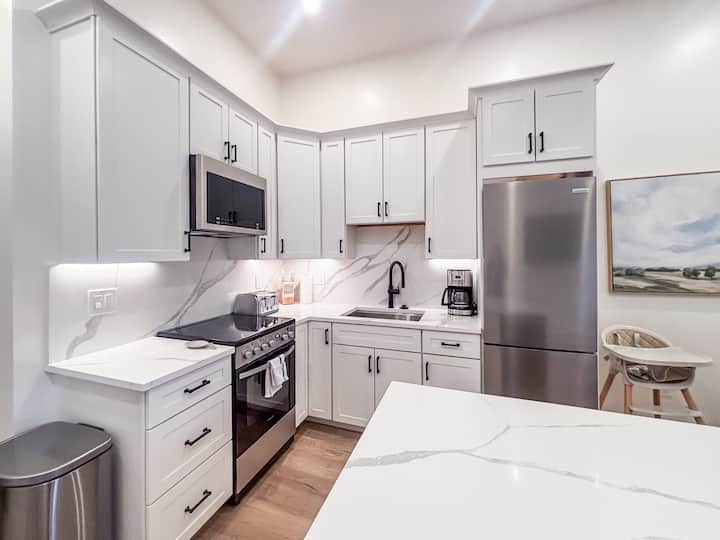 Perfect Location, 3bed, 2 Bedrooms, 2 Tvs W/d - Boston, MA