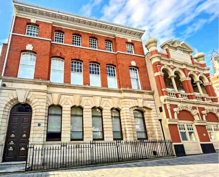 Bank Buildings - 2 Bedroom Large Split-level Flat - Gillingham