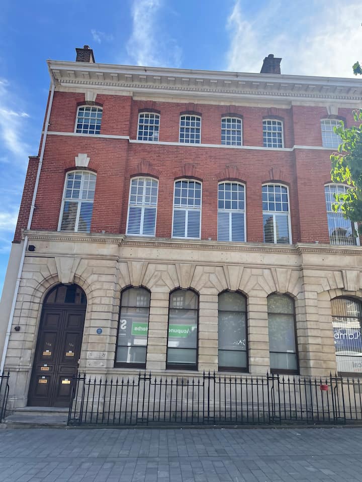 Bank Buildings - 2 Bedroom Large Split-level Flat - Chatham