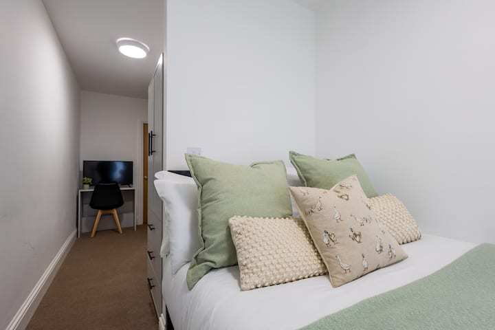 Deluxe Luxury Studio, Quiet City Centre, Parking - Derby, UK