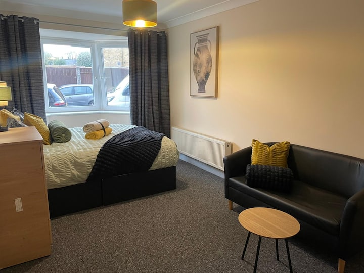 Cozy Apartment, Sleeps 4 With Tv And Internet. - Gillingham