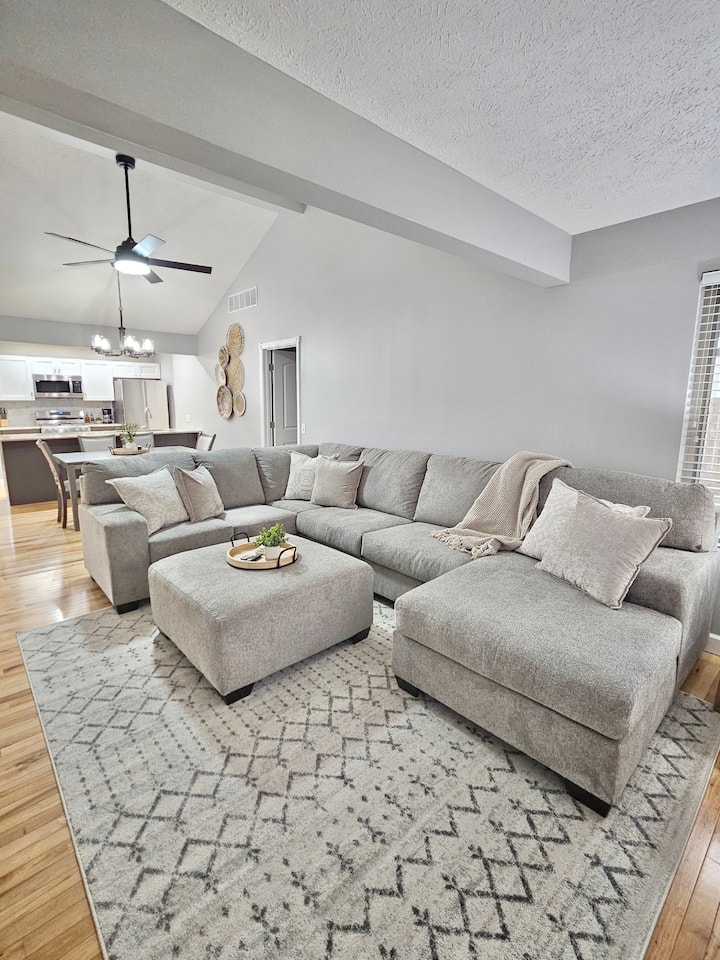 Modern & Cozy Retreat | Minutes To Downtown - Champaign, IL