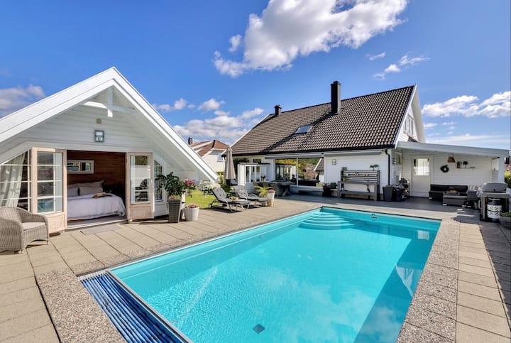 Basseng Og Rett Ved Sjøen. Stort Og Fredelig! - Norwegia