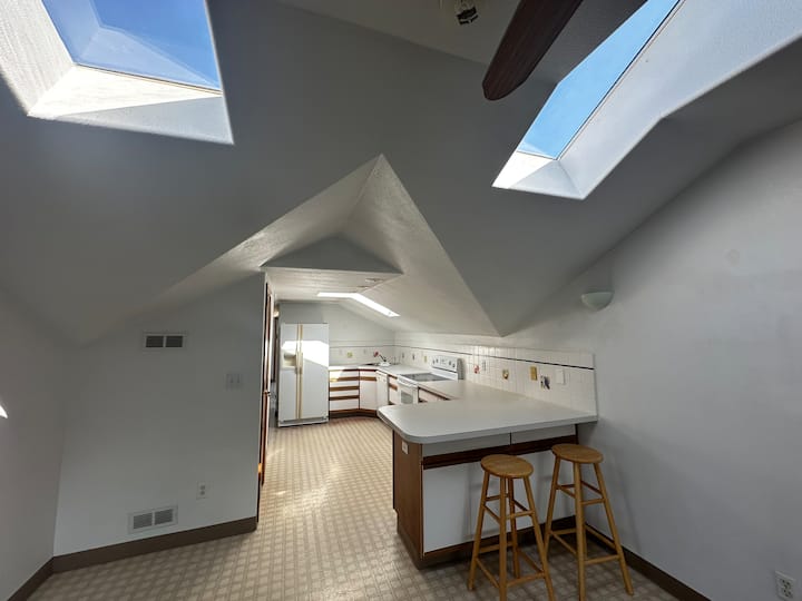 The Attic, Bright & Spacious Loft North Hill - Pendleton, OR