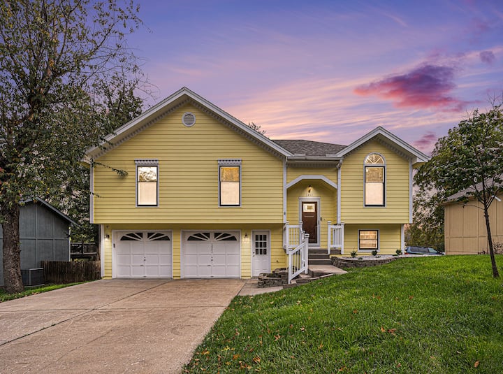 Beautiful 4-bed, 3-bath Lees Summit Cottage - Lee's Summit, MO