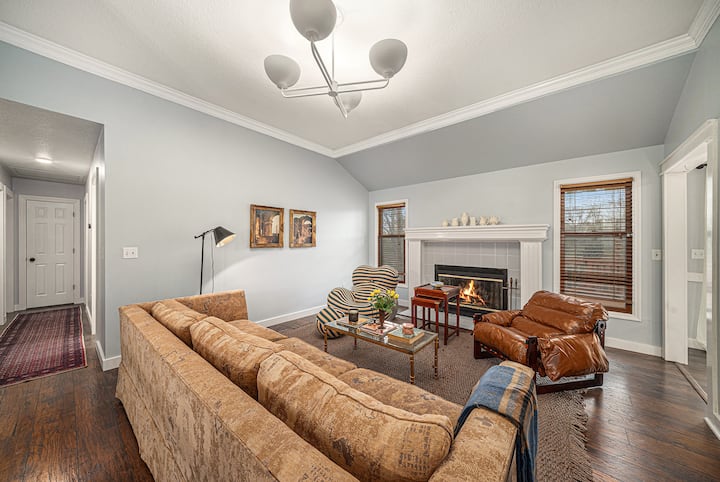 Cozy 4-bed, 3-bath Lees Summit Cottage - Lee's Summit, MO