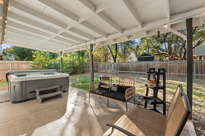 Sleeps 11 + Hot Tub + Fire Pit + Large Family Loft - Leander, TX