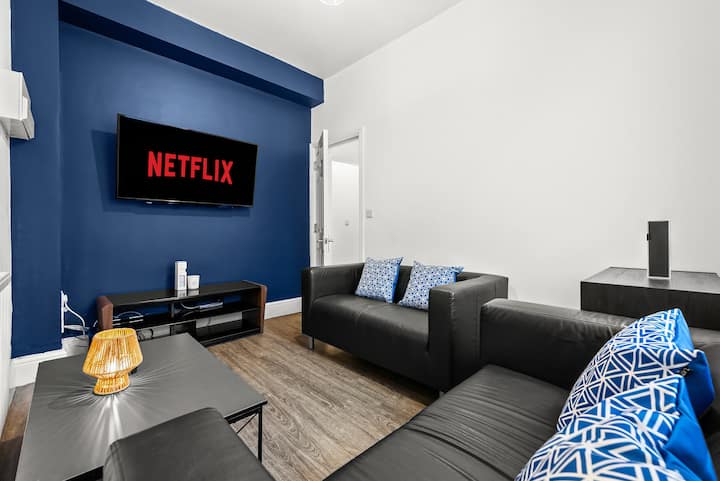 #102 Stylish House, 4br 4bath, Parking, Sleeps 8 - Coventry