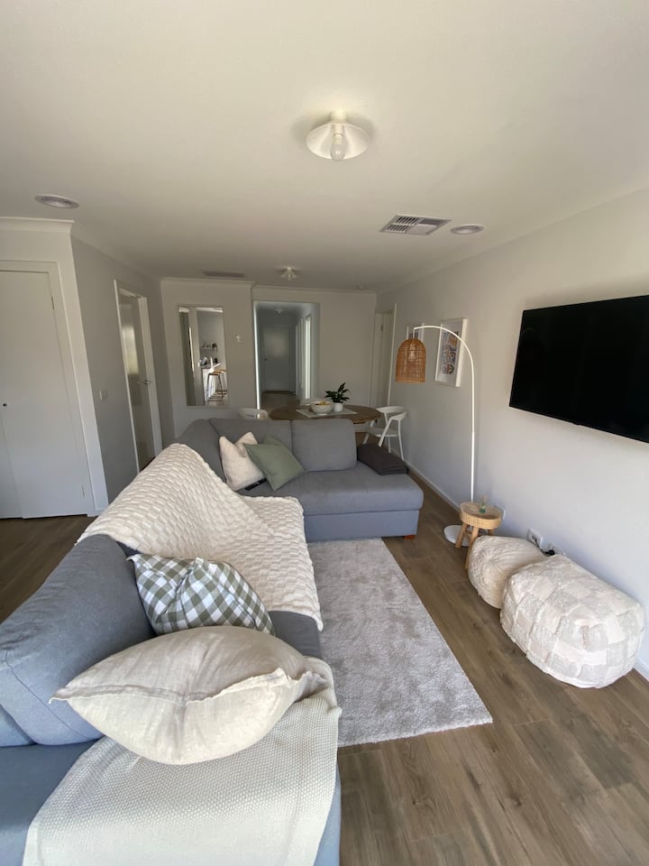 Comfy Base Between Geelong And The Surf Coast - Geelong