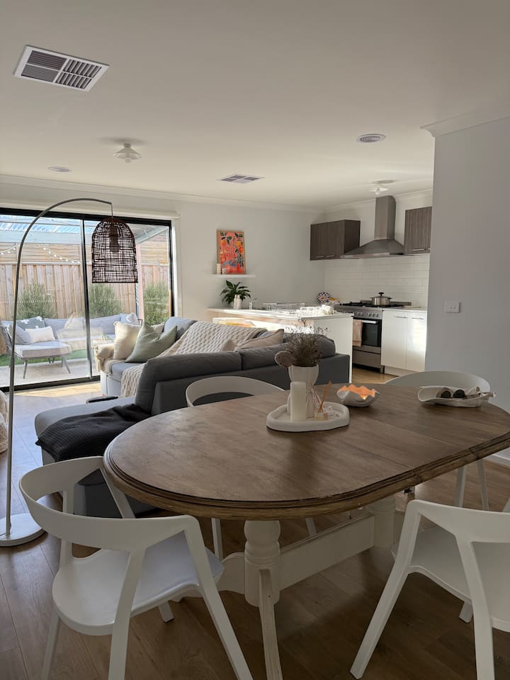 Comfy Home Between Geelong And The Surf Coast - Geelong