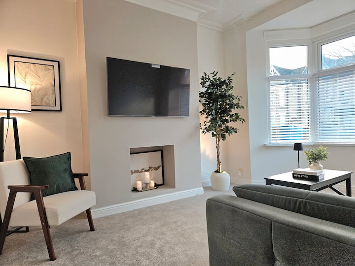 Albert House |Large Home Sleeps 7+ |Garden Parking - Hull