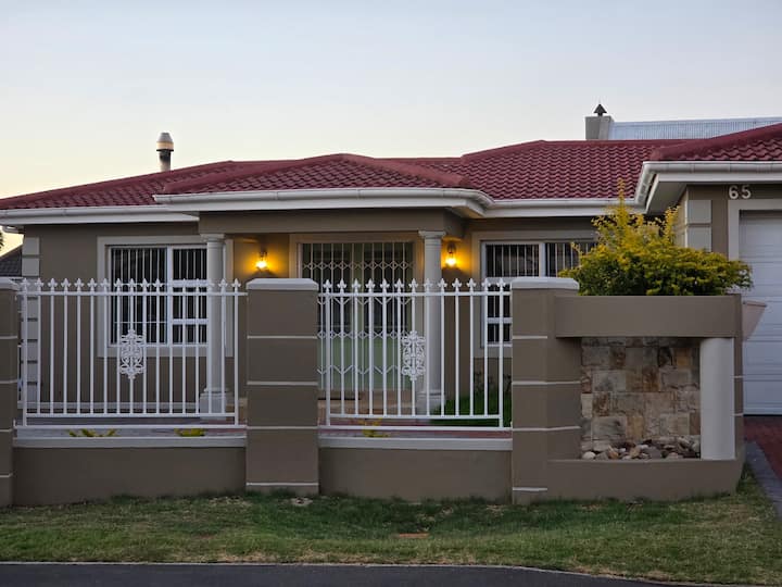 Family Comfort Meets Remote Work Paradise - 파클랜드