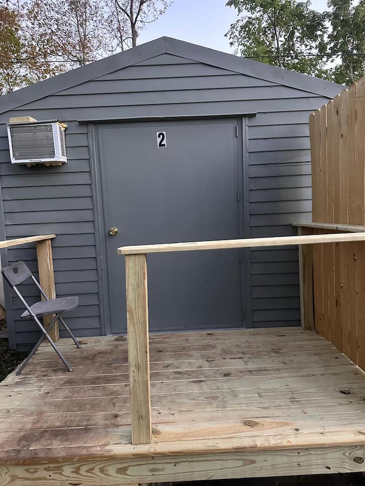 Quiet Tiny Cabin Near I-10 • Private Bath - Jacksonville, FL