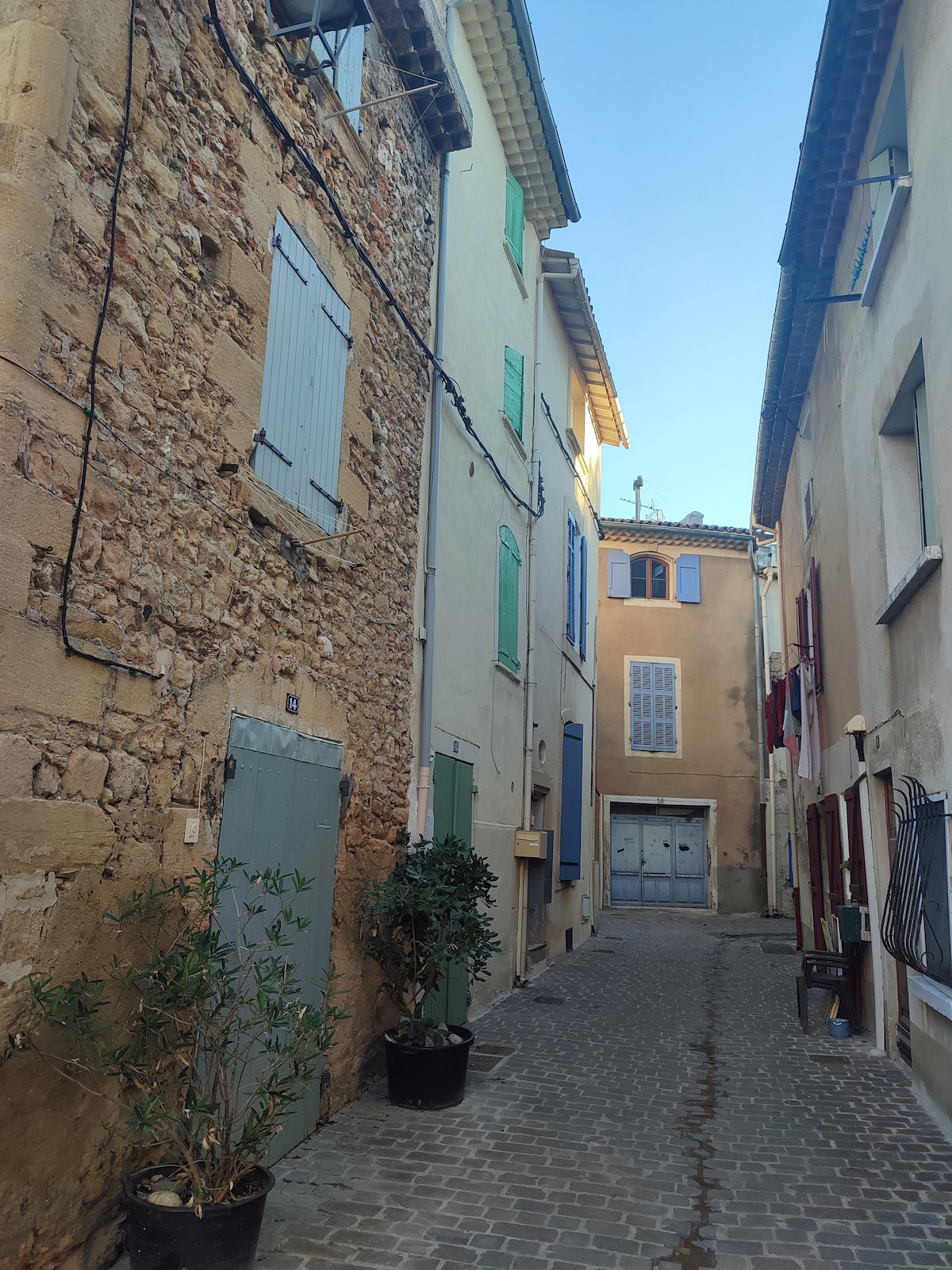 Graziosa casa di paese tranquilla - case in affitto a Peyrolles-en ...