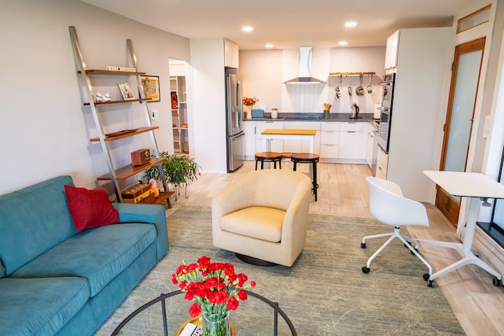 Foxgardens: Private, Secure, Lake & Mountain Views - Lakewood, CO