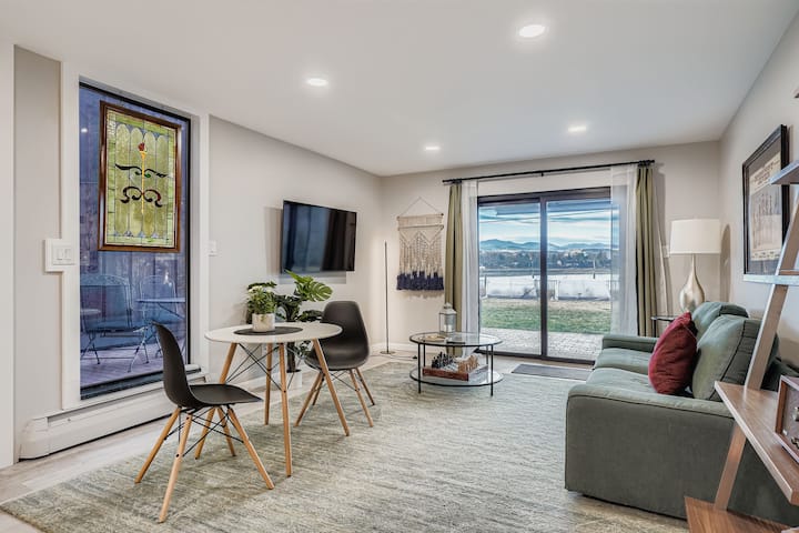 Foxgardens: Private, Secure, Lake & Mountain Views - Lakewood, CO