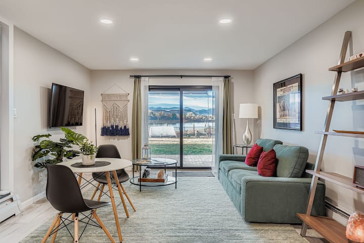 Foxgardens: Private, Secure, Lake & Mountain Views - Lakewood, CO