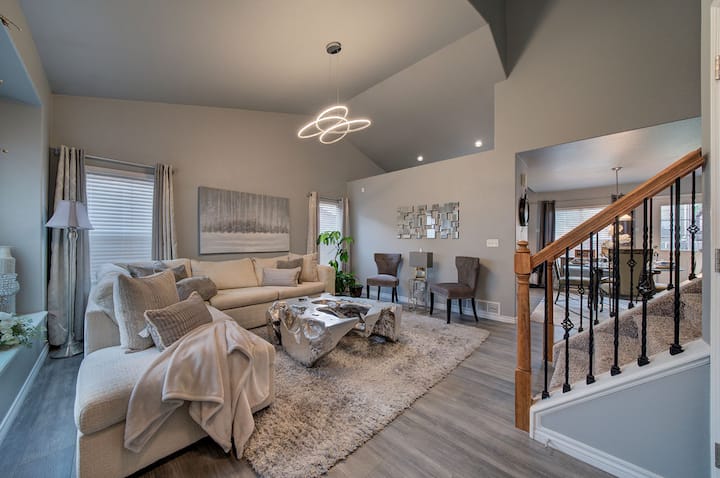 Modern Family Getaway With Mountain Views - Colorado Springs, CO
