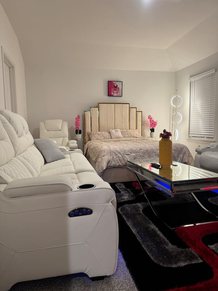 A Luxurious En-suite Queen Room With Leather Sofa - Richmond, TX