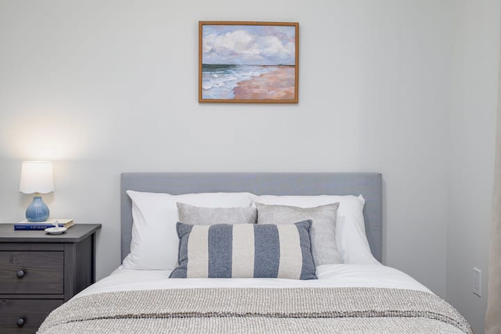 Beechwood: Beach-inspired Bedroom With Work Space - Bracebridge