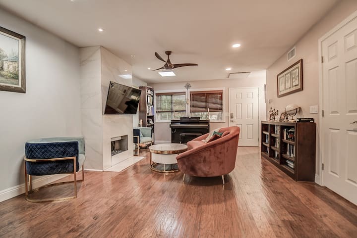 Newport Haven – Jacuzzi, Fireplace &Vineyard Patio - Newport Beach, CA