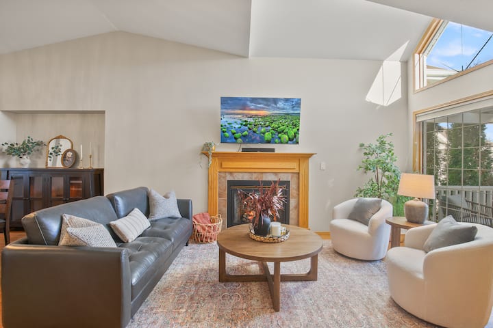 Cozy South-end Duplex | Games & Ping-pong - Red Deer