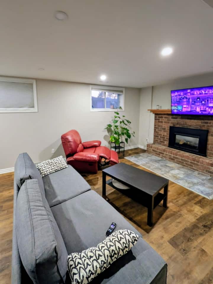Comfortable Basement Stay W/ Living Room - London