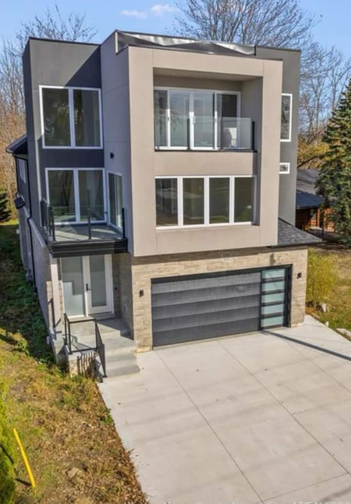 Recently Built Large Lake View Home - Amherstburg