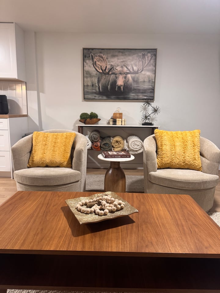 Mid-century Modern 2br | Cozy & Stylish Suite - Red Deer