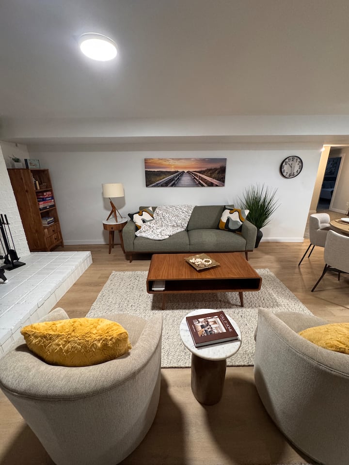 Mid-century Modern 2br | Cozy & Stylish Suite - Red Deer