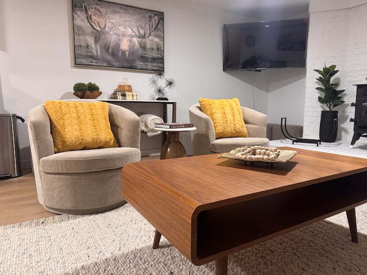 Mid-century Modern 2br | Cozy & Stylish Suite - Red Deer