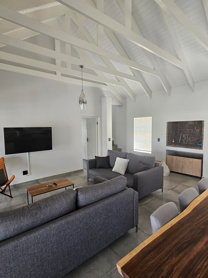 Modern, Cosy Home Away From Home - 