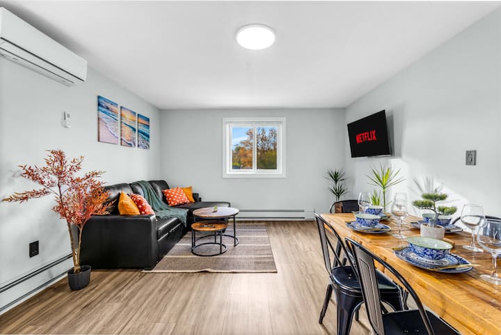 Spacious Tropical Boho 2-bed Suite W/ Queen Beds - St. George, Canada