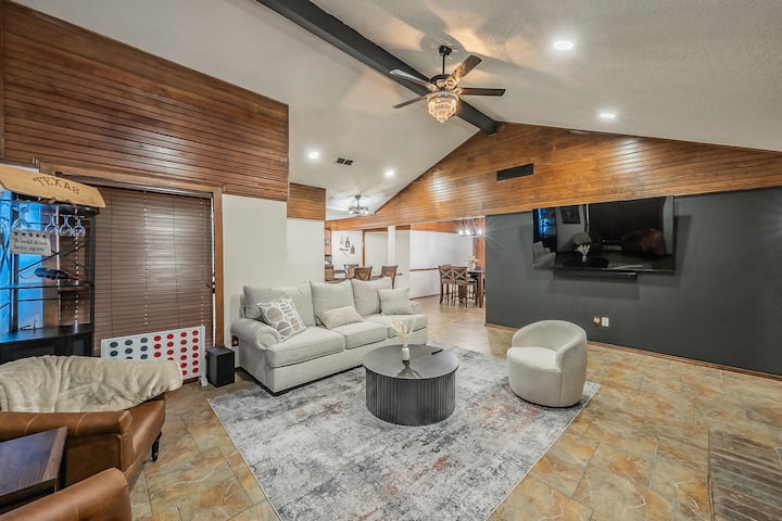 Fifa•close To All With Private Pool • Sleeps 15• - Hell House, Cedar Hill