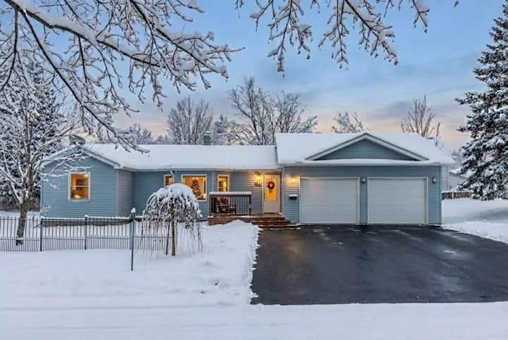 4bdrm Family Getaway | Firepit, Fenced Yard & Deck - Peterborough, ON, Canada