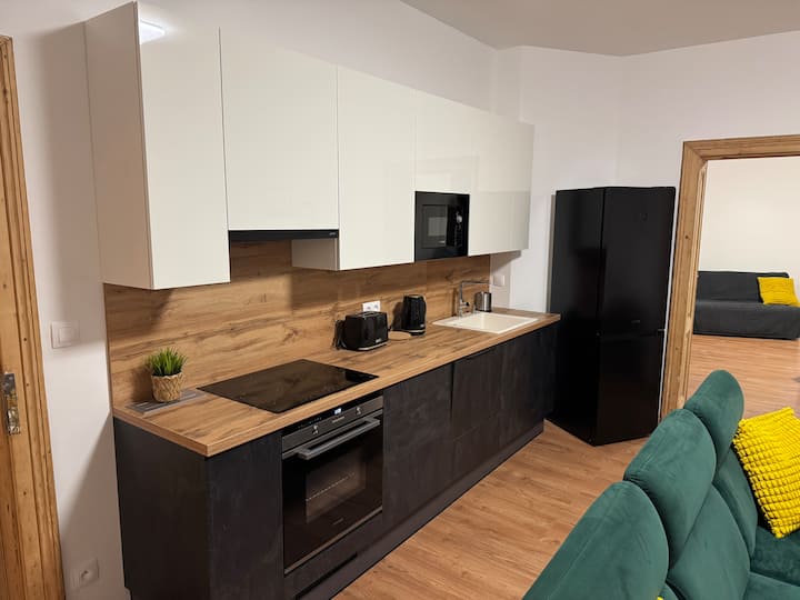 Near Station Apartment - Bratysława