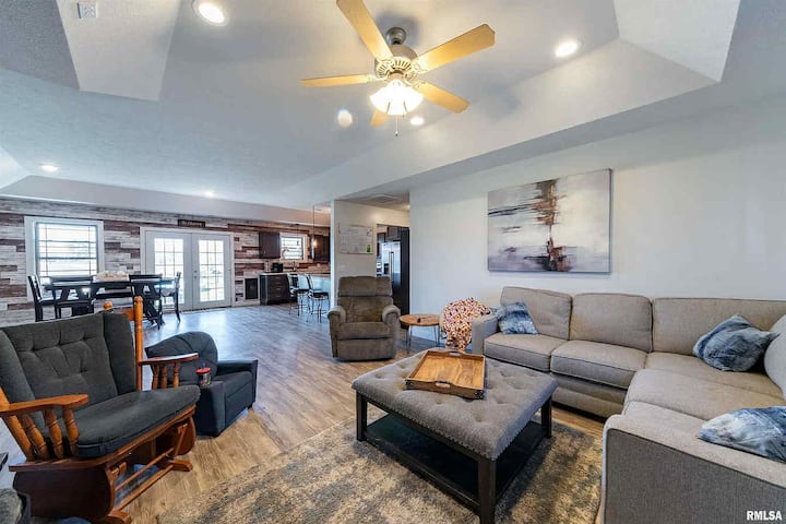 Spacious Home W/ Pool Book Your Stay! - Marion, IL