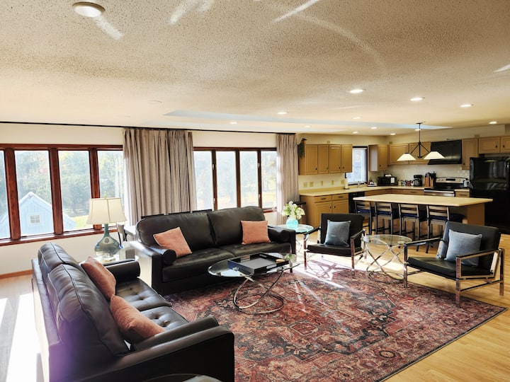 Gathering Place | Comfortable For Goups | Hot Tub - Iowa City, IA